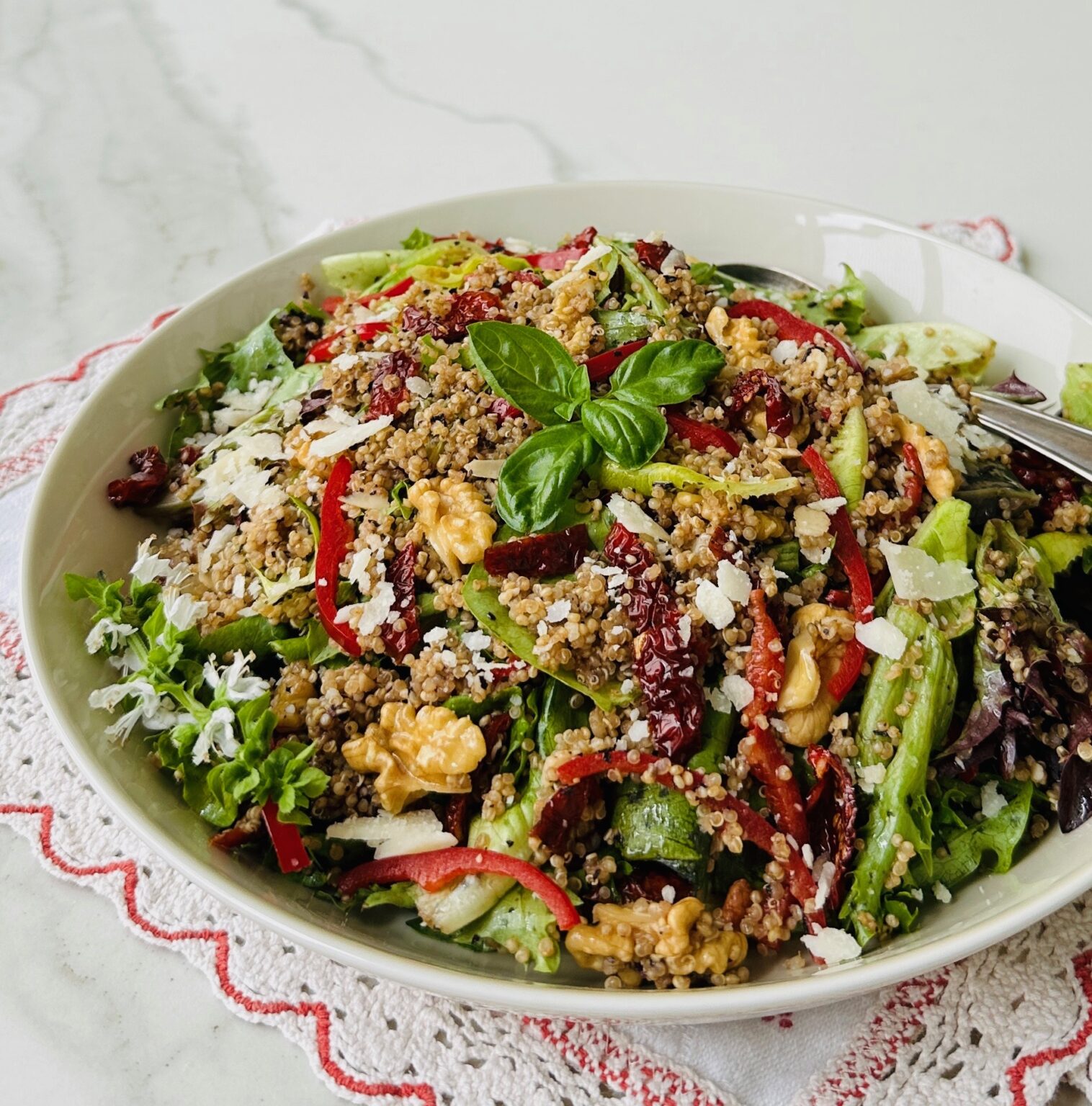 Kuru Domatesli Balzamikli Kinoa Salatası Tarifi